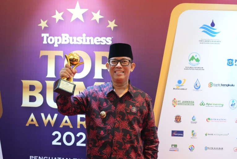 Sukses Majukan BPR Baturaja, Teddy Diganjar Penghargaan TOP Pembina BUMD 2024 - Pariwara OKU
